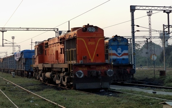 Andal's WDM-3A #16178R and Gonda's WDM-3A #18829 in the goods yard of ...